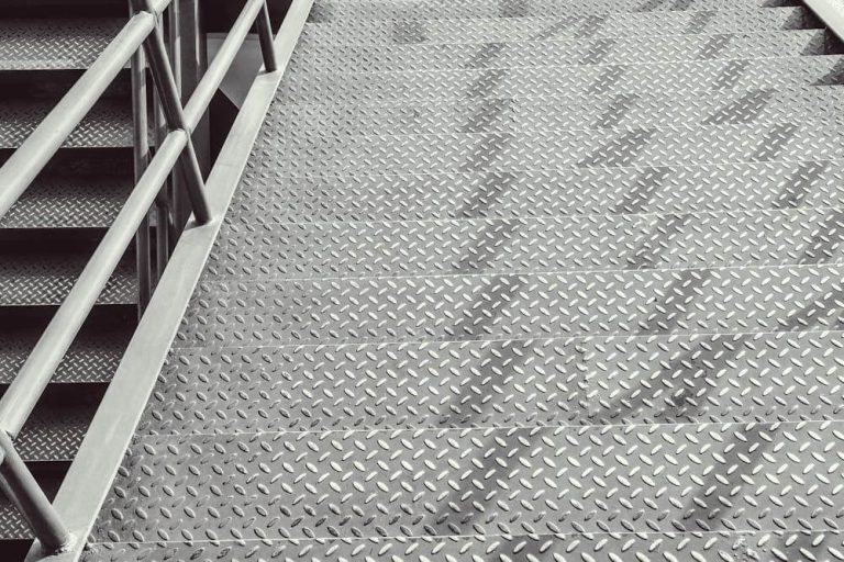 Designing Elegant and Modern Staircases with Steel - RWSteel